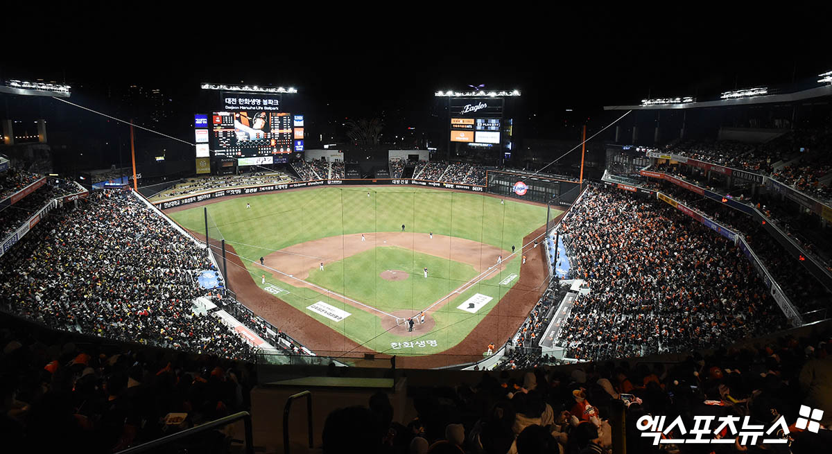 KBO리그 흥행 미쳤다!…'역대 최초' 1200만 관중 페이스→좌석점유율 81.5% '표 구하기 힘들다'