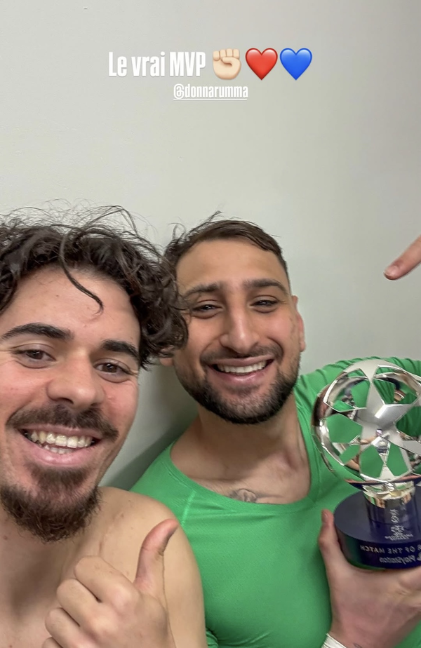 [ucl.issue] ‘진짜 POTM은 따로 있죠’…동료에 트로피 쥐어주고 함박미소→서로 손가락 가리키며 ‘우정 셀카’