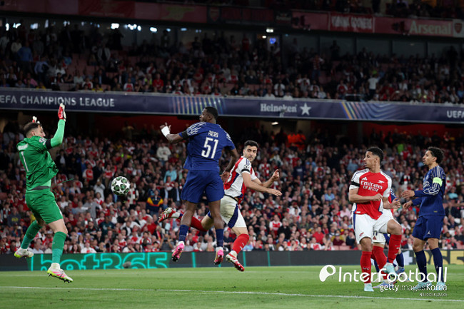 [UCL ISSUE] 오랜만에 '벵거'가 응원 왔는데…결과는? 아스널, 홈에서 0-1 패배