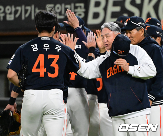 알고도 못친다! 155km 25구 직구 윽박, 끝내기 위기 삭제 '감격 첫 승', 슈퍼루키 "가장 많이 떨었어요"