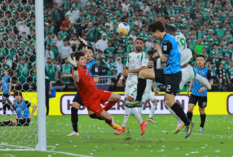 ‘피르미누 MVP’ 알 아흘리, 日 가와사키 꺾고 ACLE 첫 우승…득점왕은 ‘10골’ 알 도사리