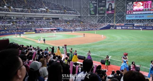 KBO리그 초대박! '역대 최소 경기' 175G 만에 300만 관중 달성→평균 1만 7497명