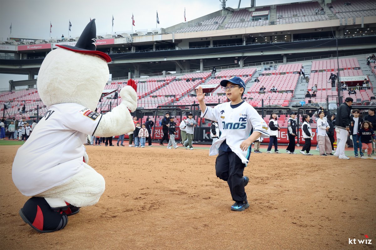“NC 어린이들아 같이 뛰자!” KT, 1달여 홈경기 못 간 다이노스 원정 팬에게 추억 선물