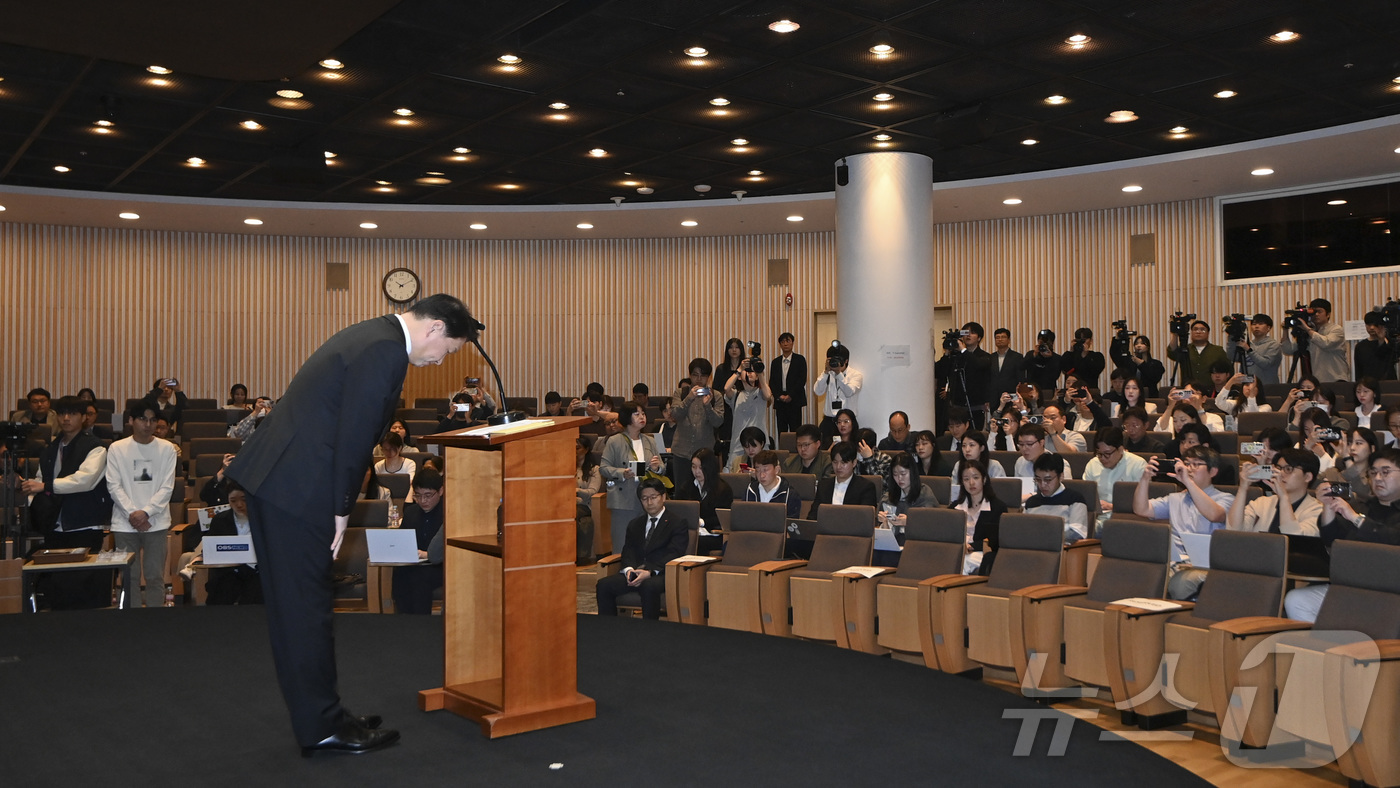 '해킹 사태'에 SKT 26만 명 이탈…'위약금 면제'가 변수