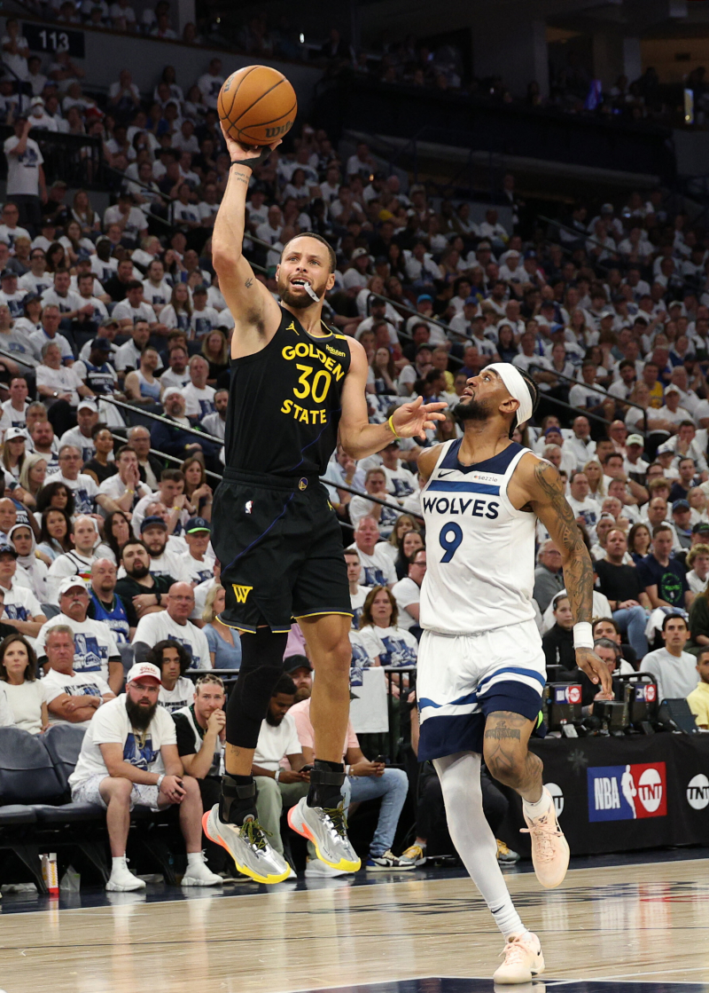 '햄스트링 염좌' 커리, PO 최소 4차전까지 결장 가능성…"경기의 일부"