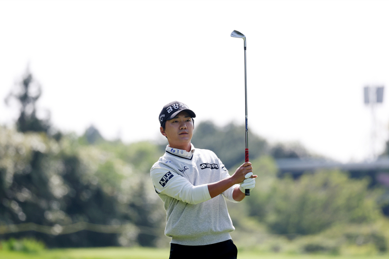 옥태훈 버디만 8개...KPGA 클래식 1R 선두로 출발