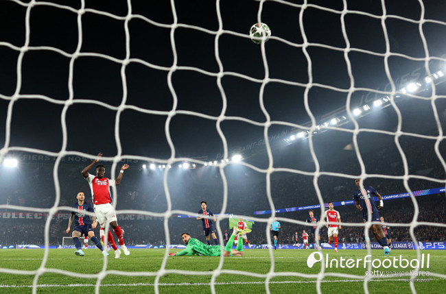 [UCL ISSUE] 빈 골대에 '뻥'…아스널 팬들 뒷목 잡게 한 '빅찬스 미스'