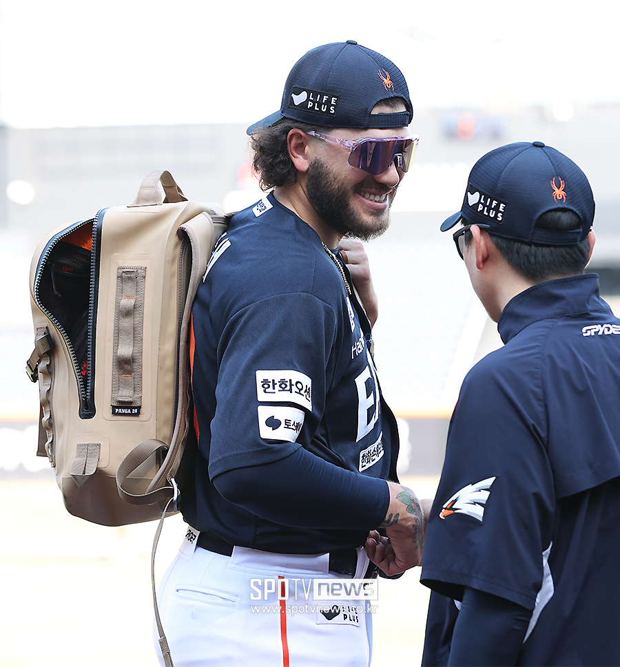 한화 9연승+단독 1위 이끈 157km 슈퍼에이스, KBO 월간 MVP 수상 영광