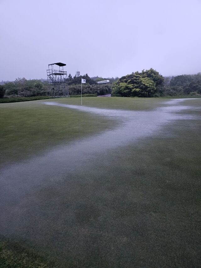 '비, 바람, 낙뢰' KPGA 투어 2라운드 악천후로 취소... 54홀 경기로 펼쳐진다