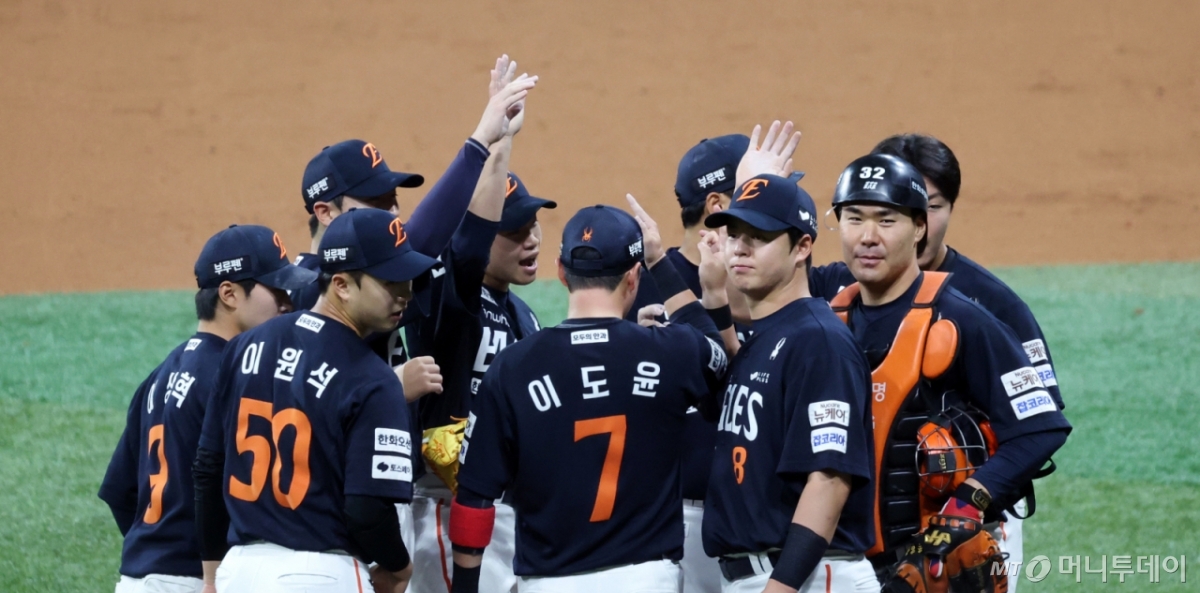 한화, 33년만에 11연승…키움 꺾고 KBO 단독 1위 질주