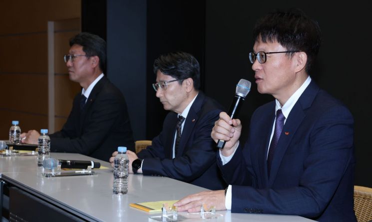 SKT, 6월까지 유심 1077만개 확보…'위약금 면제' 논의할 고객신뢰회복위 2주내 출범