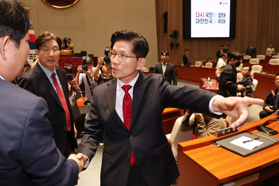 Kim Moon-soo asks Han Duck-soo to be his campaign leader