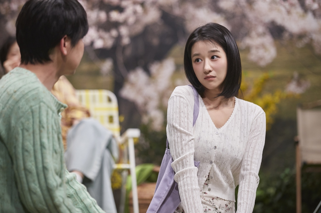 ‘발로 문질러···’ 문채원 SNL 19금 파격 연기, 시청자 반응 갑론을박[스경X이슈]