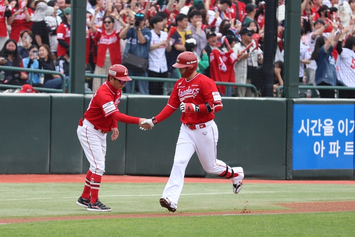 최정 ‘500홈런’에 1700만원 건 SSG…역대 홈런볼 가격은?→오타니 50-50은 ‘61억원’ [SS시선집중]