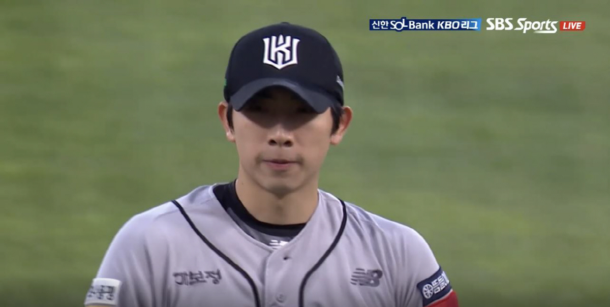 '헤드샷 직격'에 쓰러진 21세 젊음 → 침묵과 두려움 가득했던 그라운드…'적장'도 뛰쳐나왔다 [수원현장]