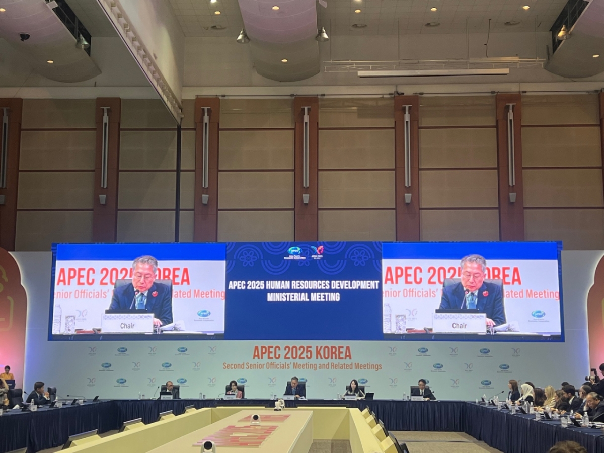 김민석 APEC의장 "AI, 저출생·고령화로 노동시장 불확실성 가중"