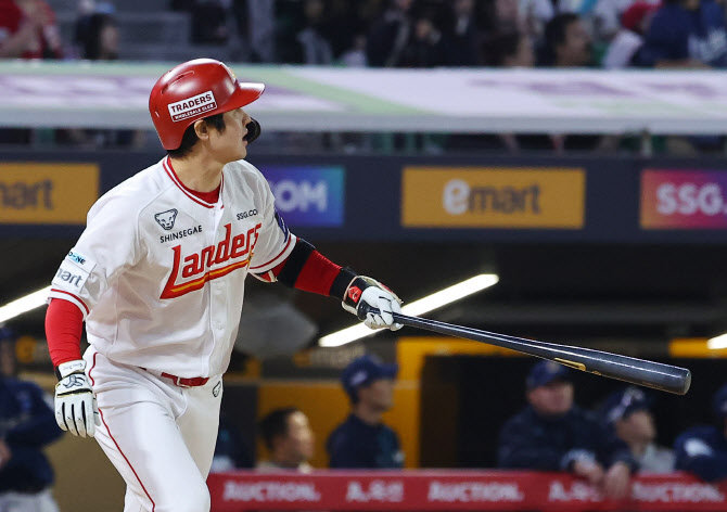 최정, KBO리그 최초 500홈런 대기록…SSG, NC에 짜릿한 역전승