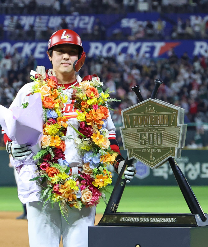 최정, KBO리그 최초 500홈런 대기록…SSG, NC에 짜릿한 역전승