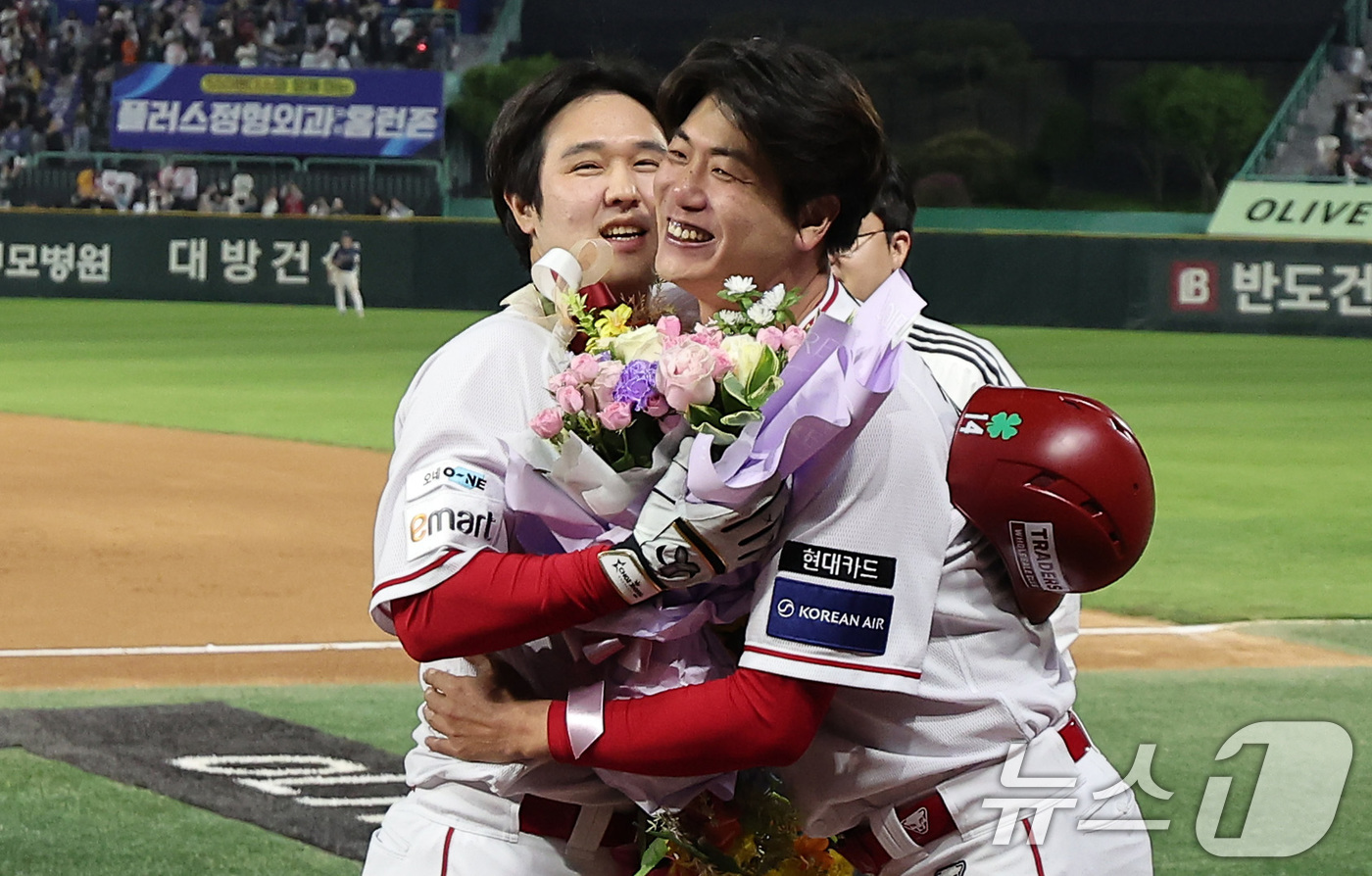 SSG 최정, KBO 사상 첫 500홈런 달성…NC 8연승 저지