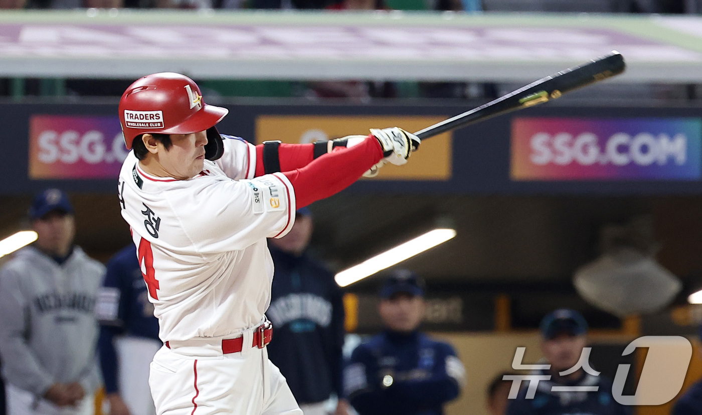 SSG 최정, KBO 사상 첫 500홈런 달성…NC 8연승 저지