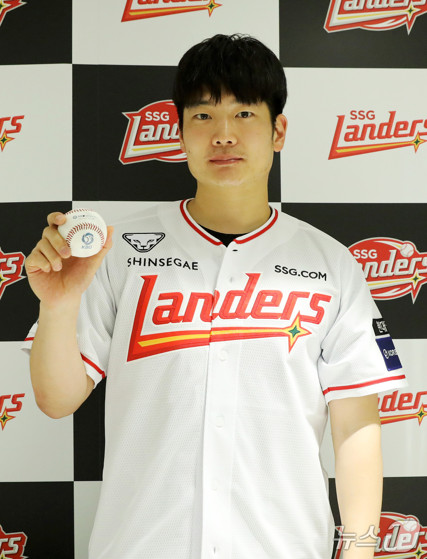 최정의 KBO리그 첫 500홈런공 잡은 SSG 팬…"꿈만 같다"