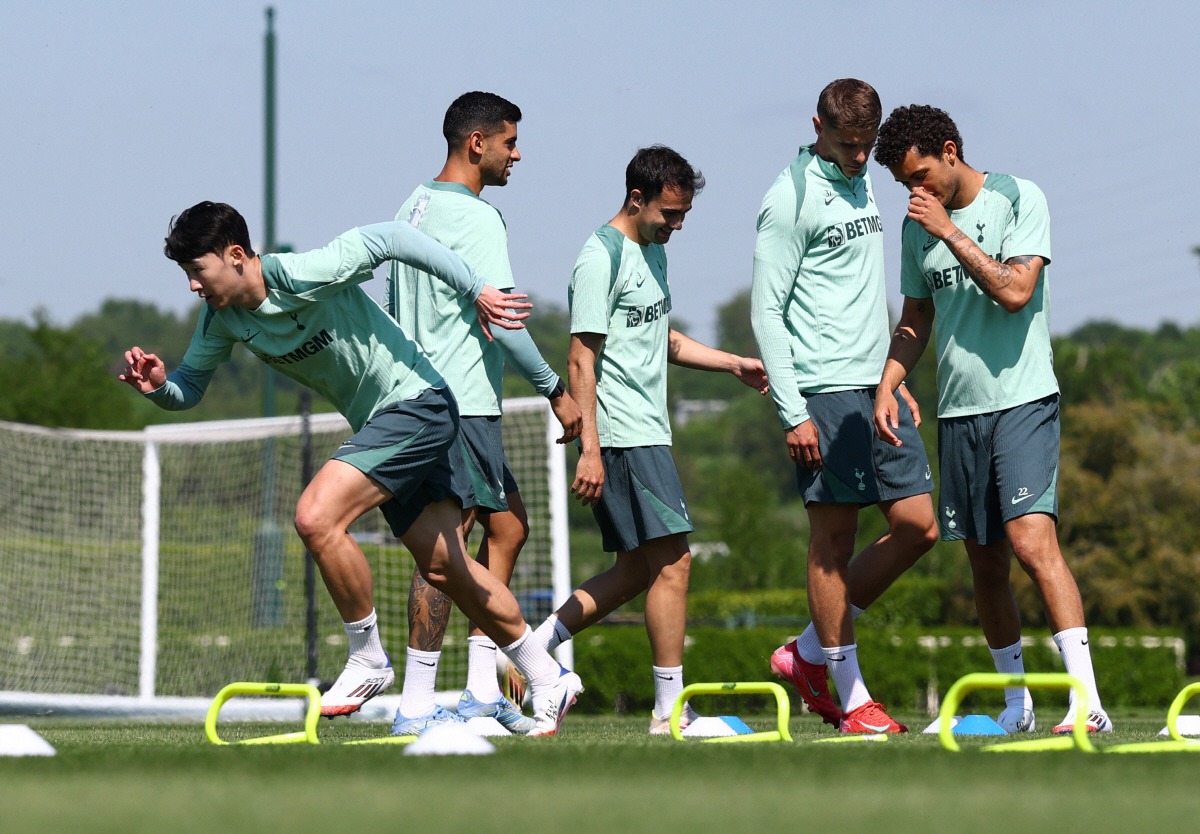 토트넘 초토화! 훈련장서 쓰러진 브레넌 존슨…결승전 앞두고 '부상 악몽' 재현→훈련 강도 조절 시급