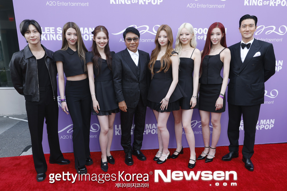 SM 떠난 이수만, 中 신인 걸그룹 A2O MAY와 LA 떴다 ‘아빠미소’[종합]