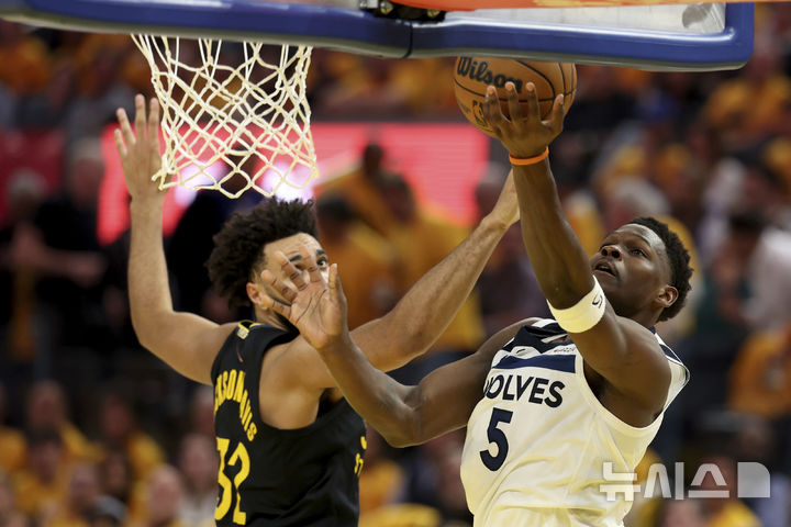 '커리 부상' GSW, 미네소타에 3연패…NBA PO 2라운드 탈락 위기