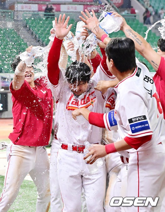 최정,'KBO리그 최초 500홈런, 축하 물세례' [사진]