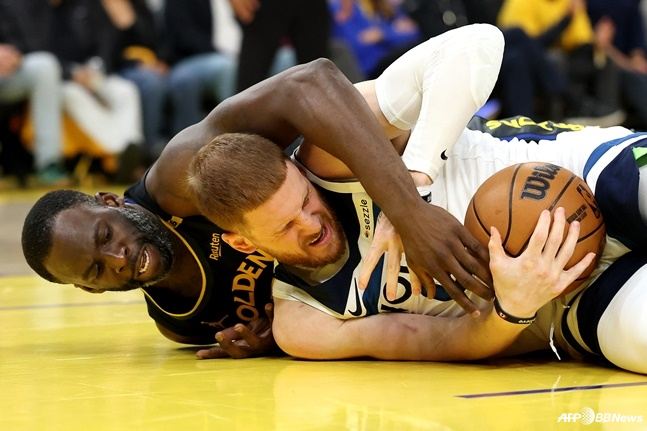 '커리 3연속 결장' GSW, PO 3연패→탈락 벼랑 끝 내몰렸다... 미네소타 '랜들 31점-에드워즈 30점 폭발'