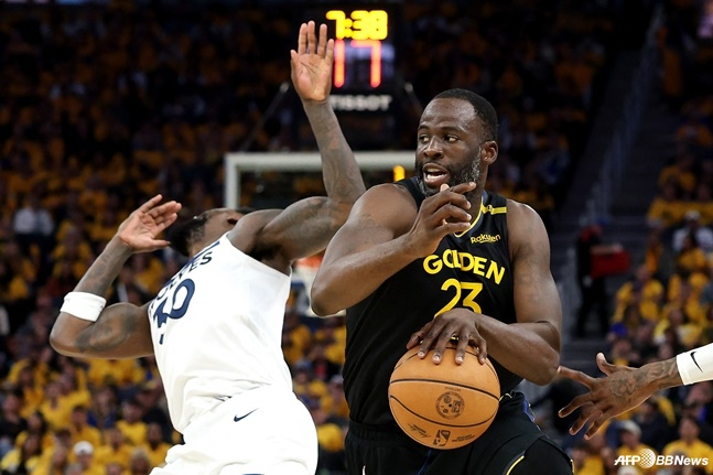 '커리 3연속 결장' GSW, PO 3연패→탈락 벼랑 끝 내몰렸다... 미네소타 '랜들 31점-에드워즈 30점 폭발'