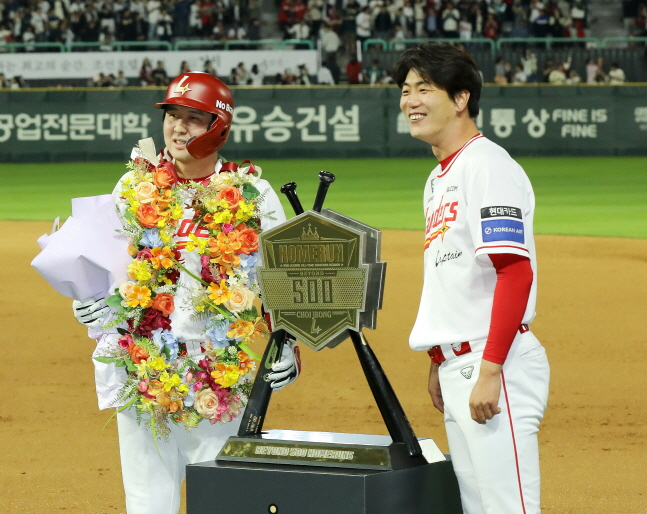 '1700만원 홈런볼 잡았다' 행운의 주인공 "당연히 기증하려 했다, 600·700홈런까지 쳤으면" [인천 현장]