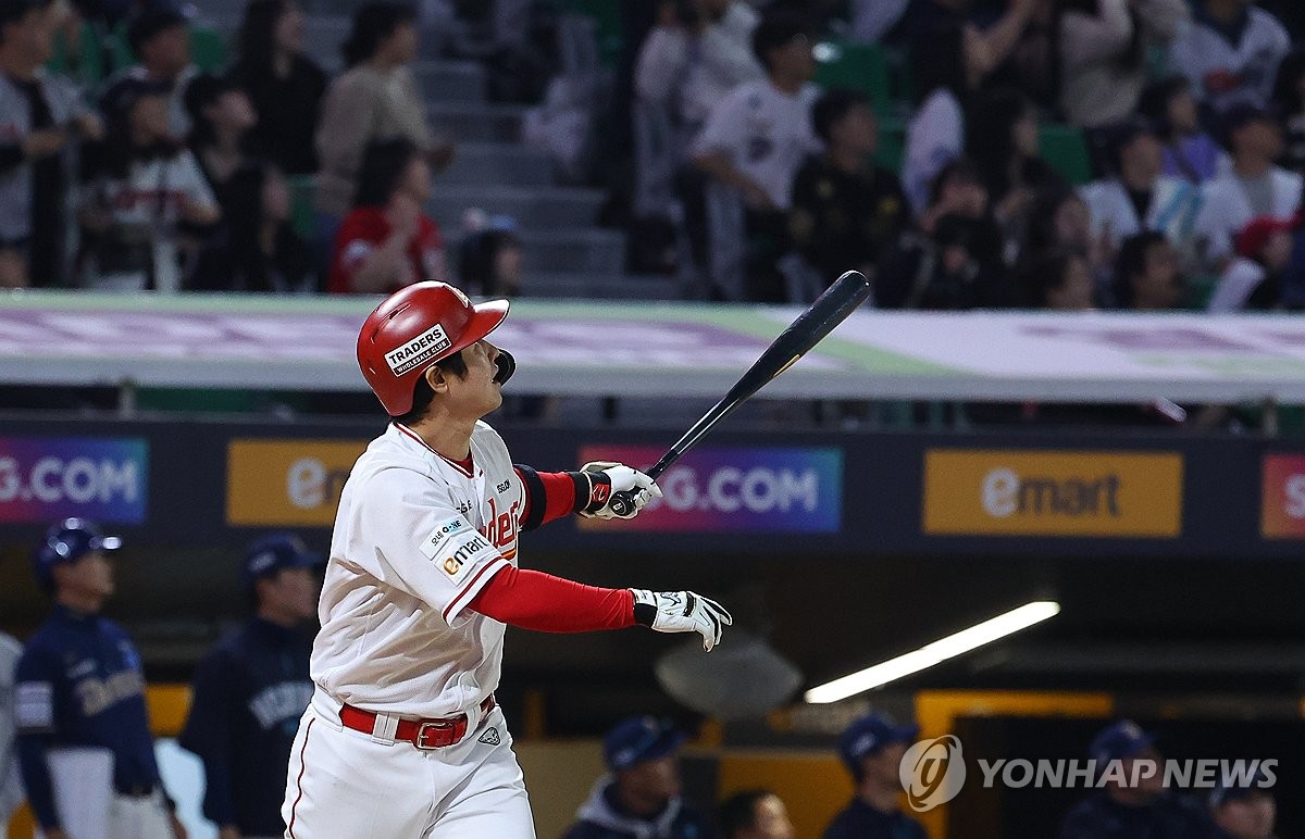 최정, KBO리그 첫 500홈런 폭발…SSG는 짜릿한 뒤집기로 3연승(종합)