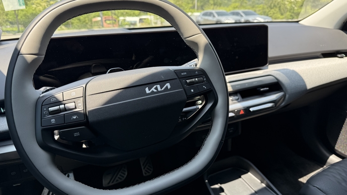 1회 충전 533km 주행…주행성능·거리 다잡은 전기세단 기아 ‘EV4’