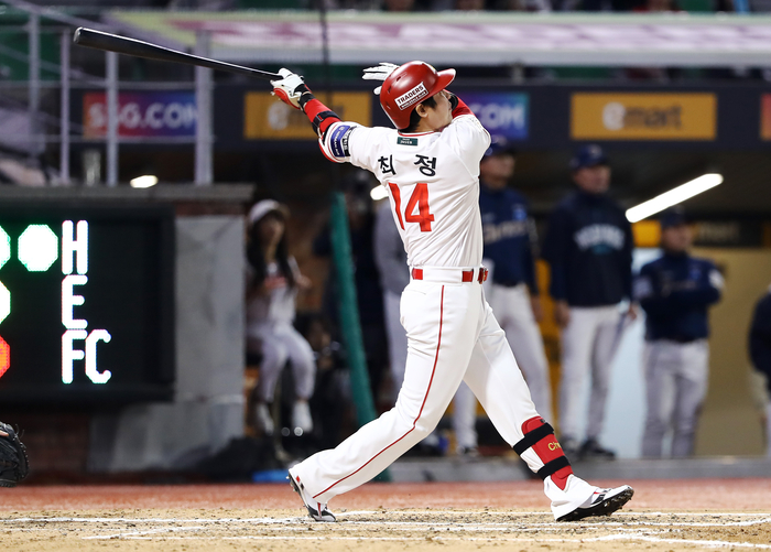 KBO리그 최초 500홈런 ‘금자탑’→홀가분해진 마음…최정, ‘완전체 SSG’ 향한 첫 단추 [SS시선집중]