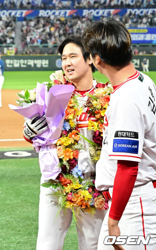 1700만원 걸린 500홈런볼 기증. “앞으로 600홈런 700홈런 쳤으면…” 500홈런 잡은 SSG 찐팬, 진심어린 축하에 최정도 웃었다 [오!쎈 인천]