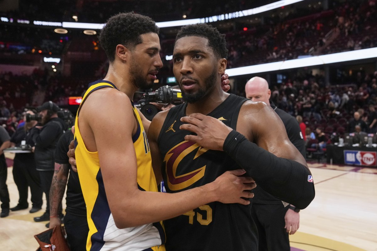 4Q 막판 중요한 자유투 3개 다 놓치고 고개숙인 에이스 미첼 1번 시드 클리블랜드 PO 탈락…31점 폭발한 할리버튼의 인디애나 2년 연속 콘퍼런스 결승 진출