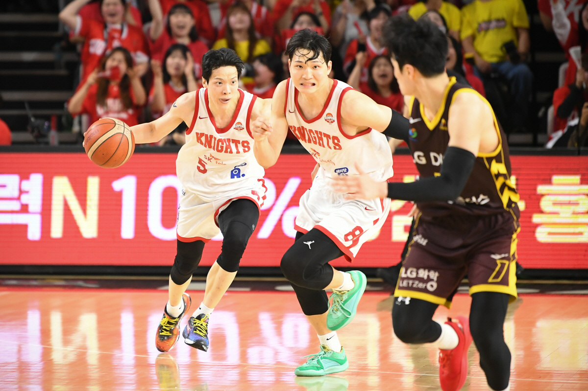 3연패 뒤 3연승 '시리즈는 원점' 서울 SK 미친 뒷심…'매진' 7차전, 누가 이기든 KBL 역사가 된다