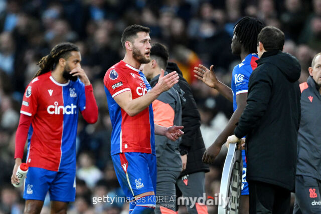‘부상 때문에…안타까운 이별’발표한 수비수…7억5000만원에 영입, 13년간 EPL 269경기 출전했지만 종아리 부상이 ‘발목’
