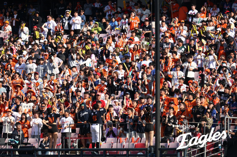 '17경기 연속 매진 신기록!' “올해는...우승할 것 같아요!” 2025 한화, 보살 팬의 극락이 됐다 [IS 인터뷰]