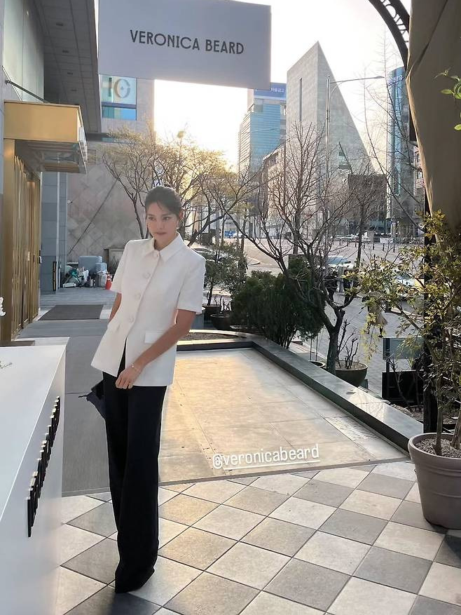 42세라는데 얼굴은 20대… 173cm 압도적 비율의 방송인, 모던룩 | 대본은 내운명