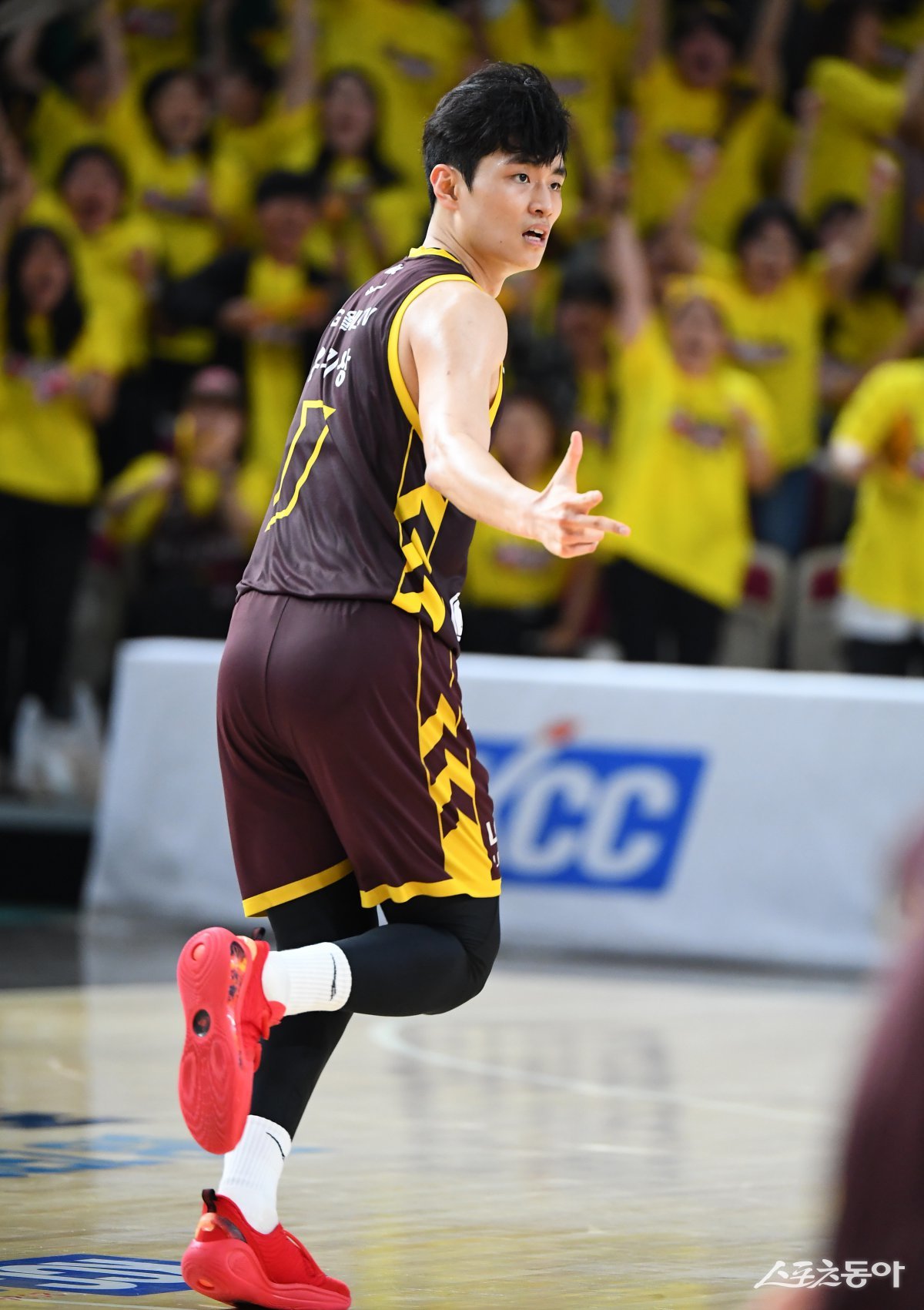 LG 유기상이 가져가려던 챔피언 트로피 SK 자밀 워니가 빼앗았다…SK KBL 최초 3연패 후 3연승 최종 승자는 챔프전 7차전에서 결정!