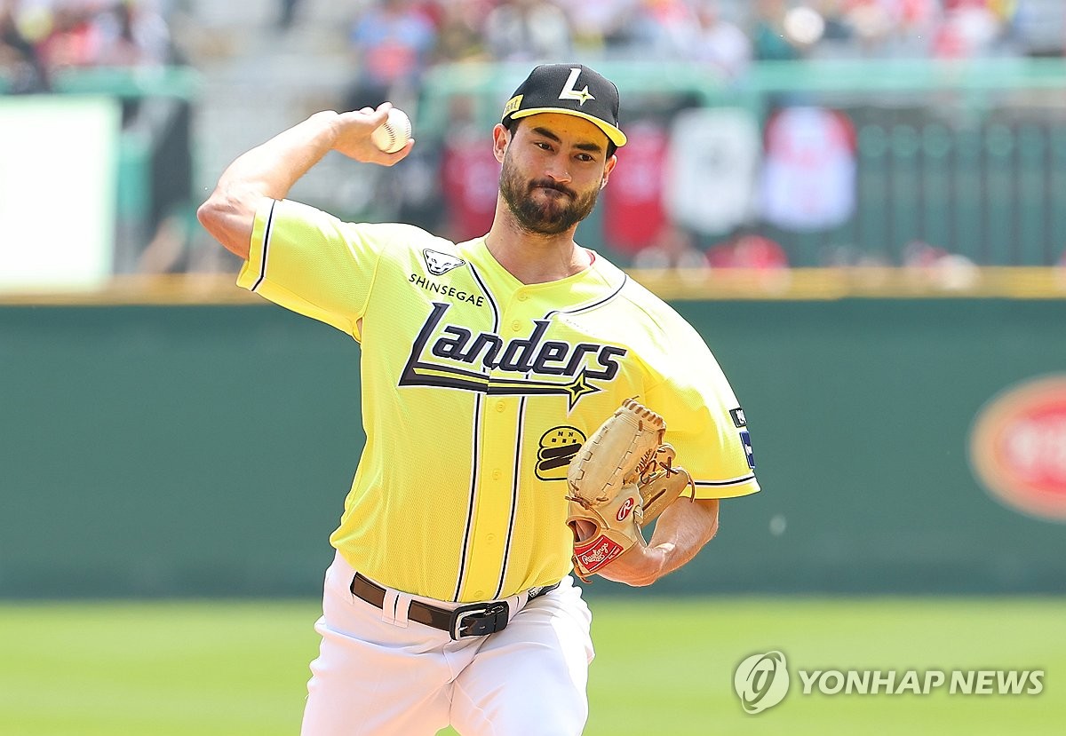 SSG 한국계 투수 화이트, 가족들과 광장시장 분식 파티