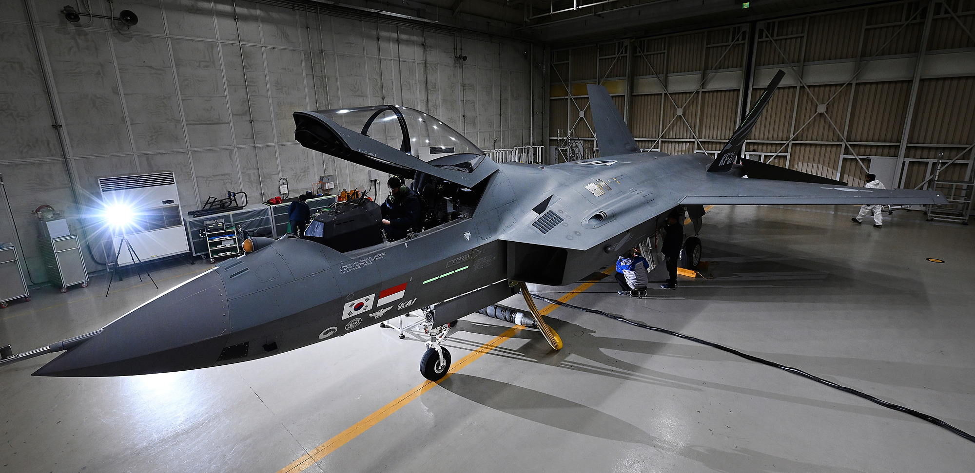 KF-21, KAI 공장 하루 생산 속도 ‘1.7기’…사상 최단 기록 경신 | 밀리터리 랩실