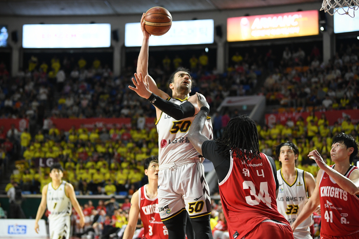 ‘4Q 미친 집중력’ LG, SK 62-58 누르고 ‘창단 첫 우승’ 감격…SK, ‘0%’ 기적은 없었다 [SS잠실in]