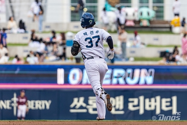 NC 울산 첫 홈 경기 마수걸이 홈런 주인공은 박건우였다…키움 김선기 상대 동점 솔로포 ‘쾅!’ [MK울산]