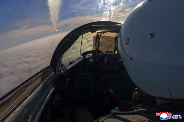 韓도 국산화 못했는데···北 신형 공대공미사일 실사격 첫 공개