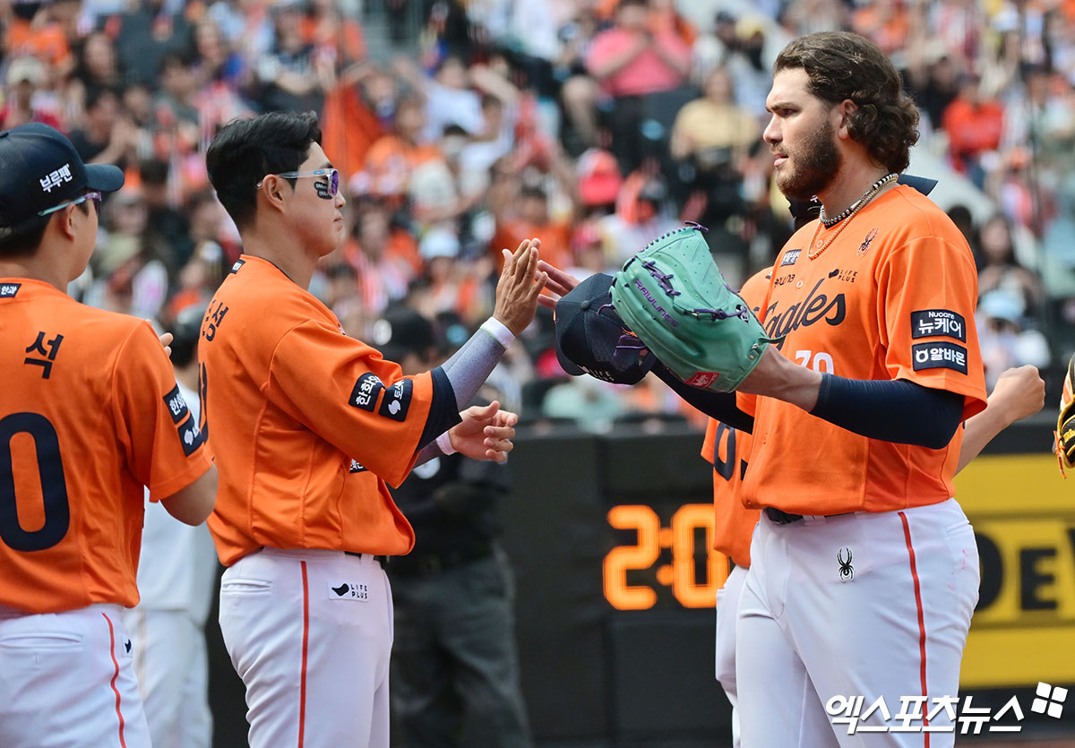 폰세, 류현진 넘고 KBO 새 역사 썼다! KKKKKKKKKKKKKKKKKK 탈삼진쇼쇼쇼! SSG 타선 '추풍낙엽' [대전 라이브]