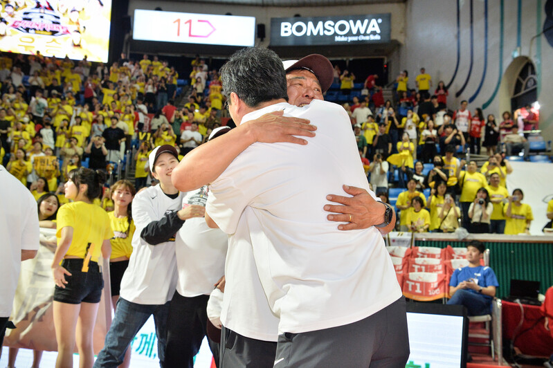 [KBL FINAL 비하인드] 정년 퇴직 앞둔 권순일 LG 기사, 최고의 선물을 품에 안다