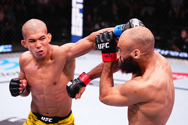 ‘신성’ 모랄레스, 번즈 TKO로 꺾고 18연승 질주 [번즈 vs 모랄레스] (종합)